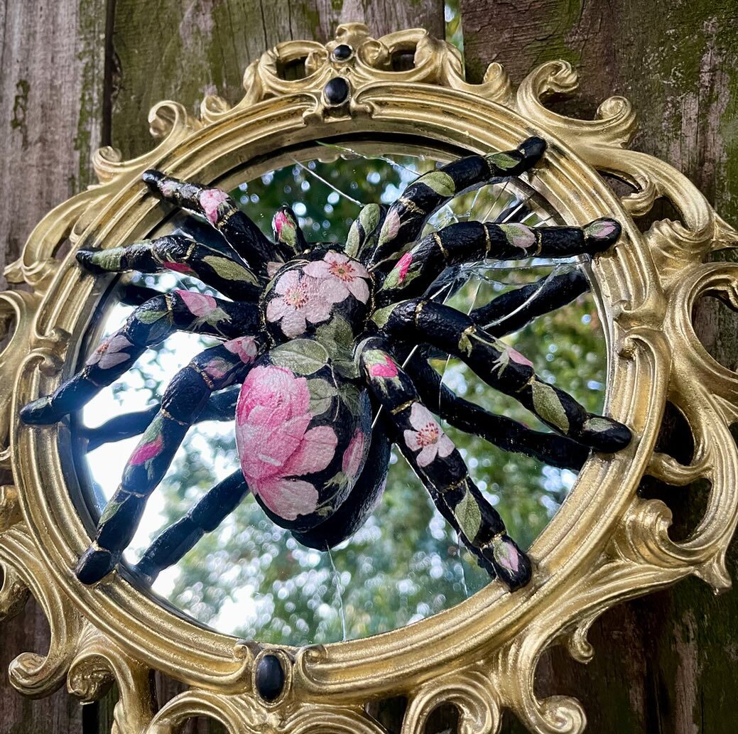 Sweet Bonnie Brown is Making Floral Art Inspired by Insects - Our Funny ...