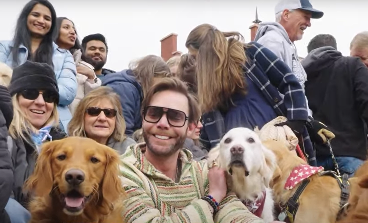 Hundreds of Golden Retrievers Swarm to “Goldens in Golden” Event - Our ...